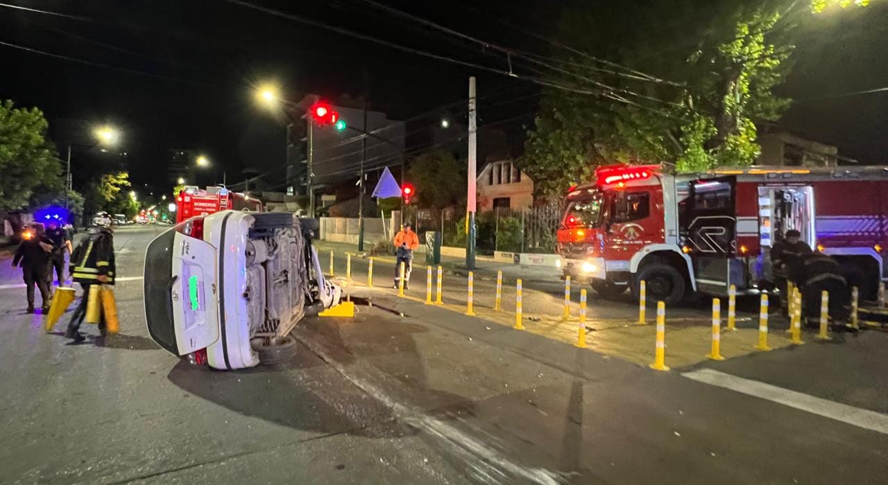 Volcó un auto en el ingreso a un paso bajo nivel de Lomas: Un herido ...