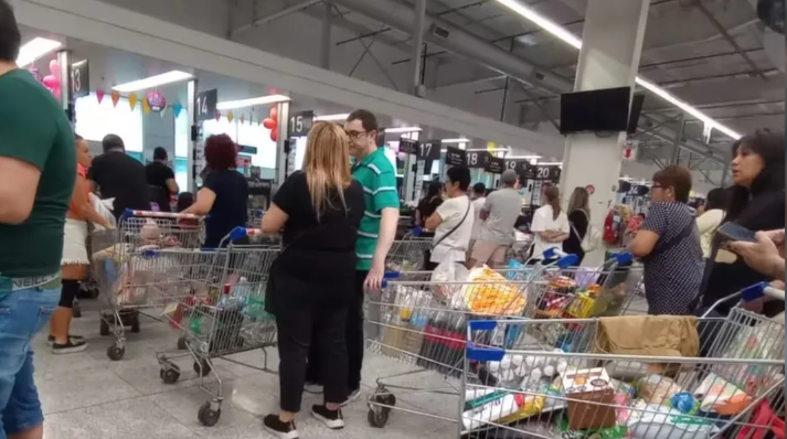 Conurbano: Mucha gente salió a hacer grandes compras ante la futura ...